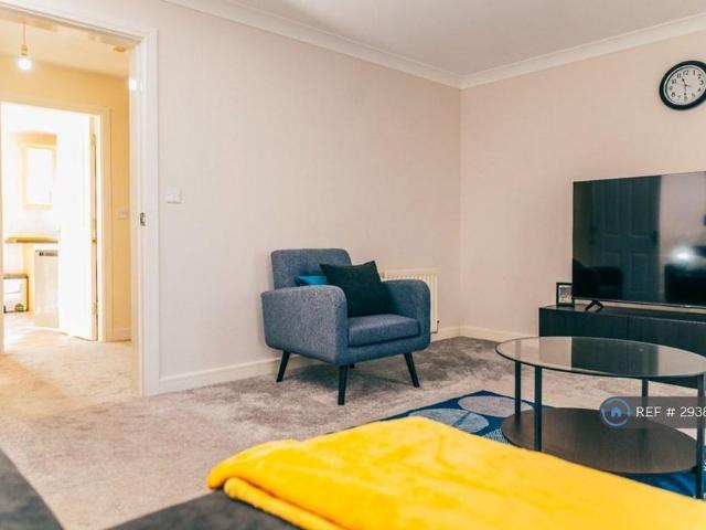 4 bedroom end of terrace house to rent