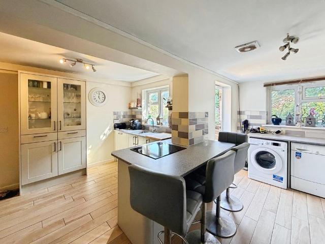 4 bedroom end of terrace house to rent