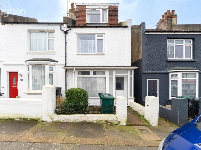 4 bedroom end of terrace house to rent