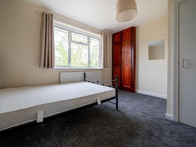 4 bedroom end of terrace house to rent