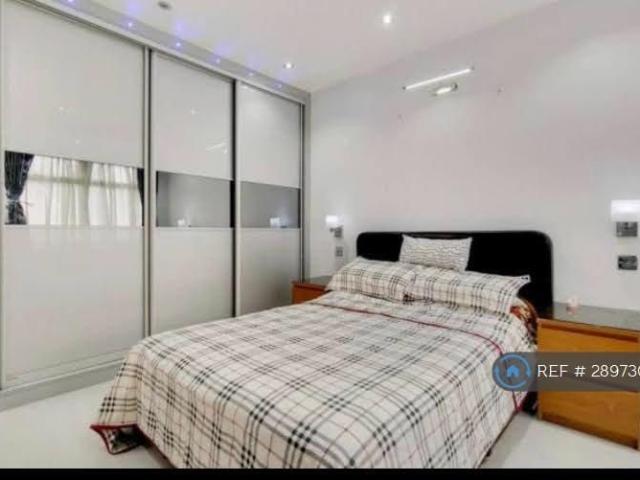 4 bedroom end of terrace house to rent