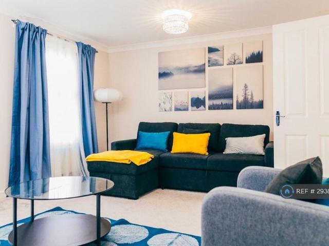 4 bedroom end of terrace house to rent