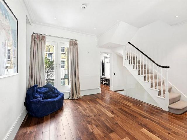 4 bedroom end of terrace house to rent