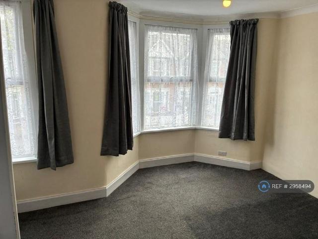 4 bedroom end of terrace house to rent