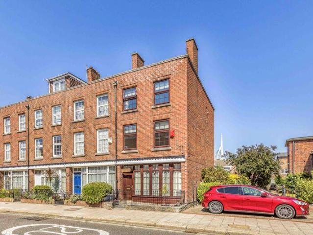 4 bedroom end of terrace house to rent
