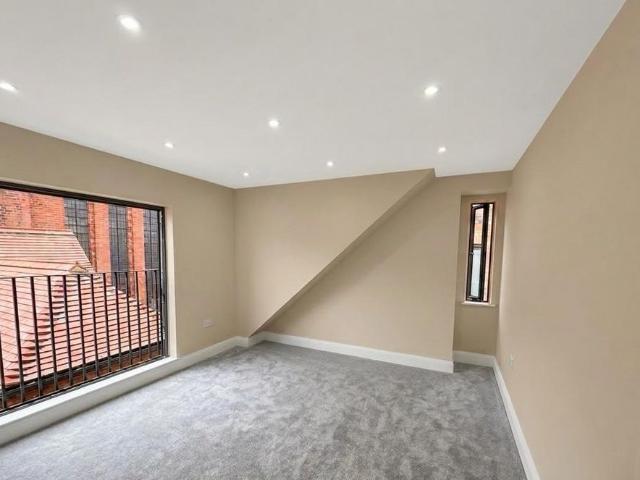 4 bedroom end of terrace house to rent