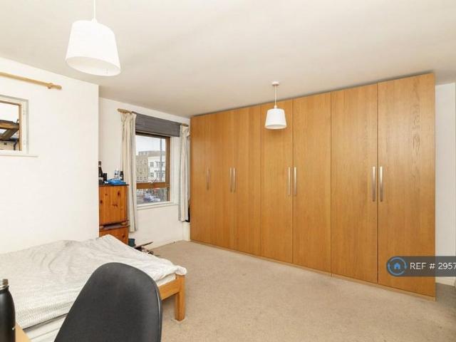 4 bedroom end of terrace house to rent