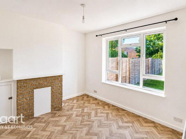 4 bedroom end of terrace house to rent