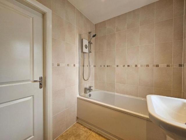 4 bedroom end of terrace house to rent