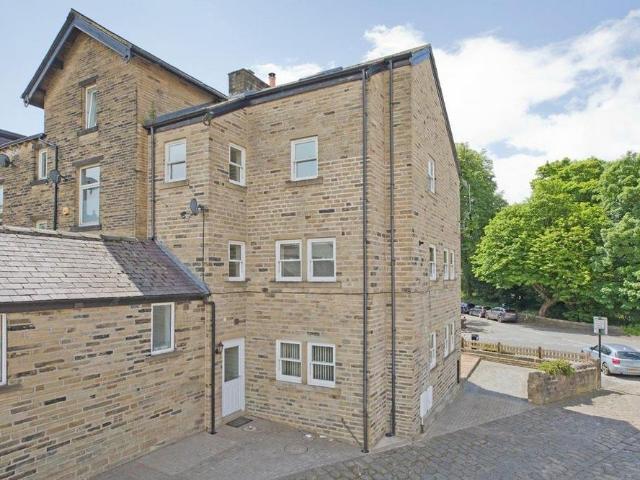 4 bedroom end of terrace house to rent