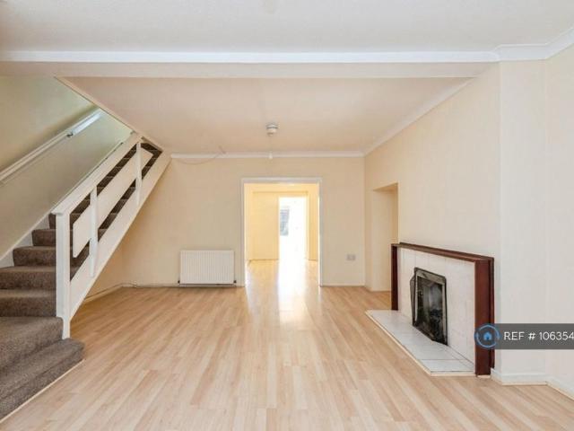 4 bedroom end of terrace house to rent