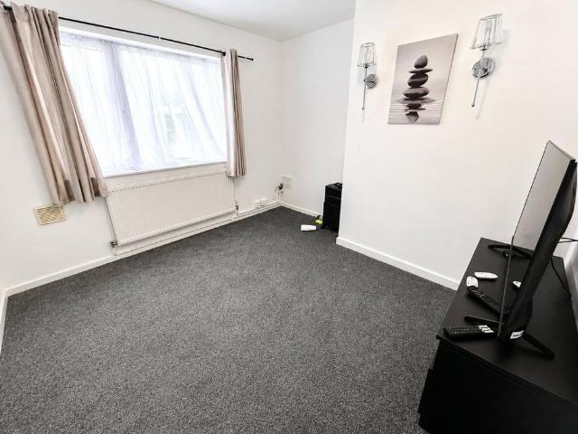 4 bedroom end of terrace house to rent