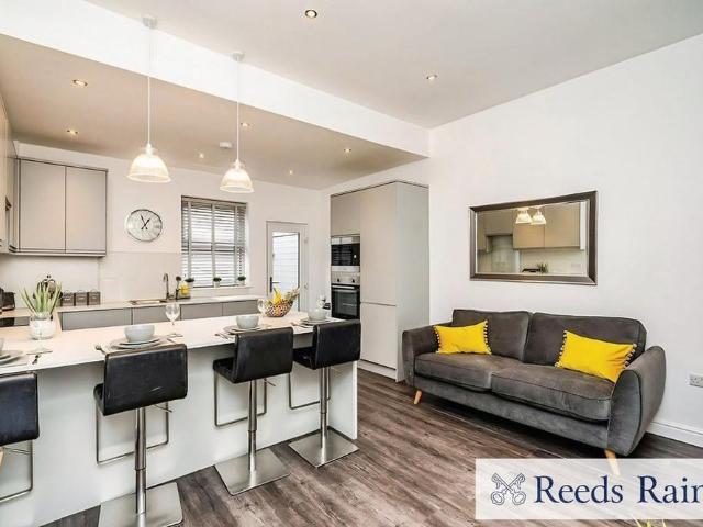 4 bedroom end of terrace house to rent