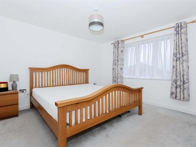 4 bedroom end of terrace house to rent