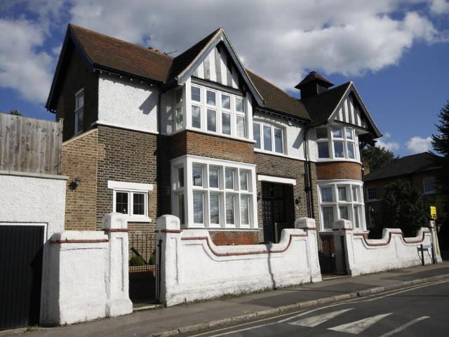 4 bedroom end of terrace house to rent