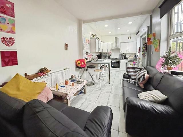 4 bedroom end of terrace house to rent