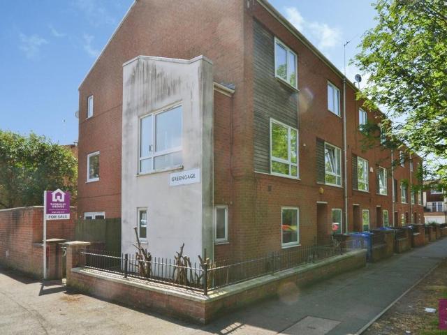 4 bedroom end of terrace house to rent