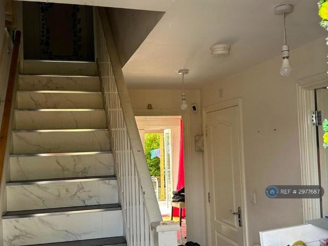 4 bedroom end of terrace house to rent