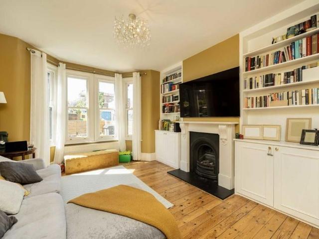 4 bedroom end of terrace house to rent