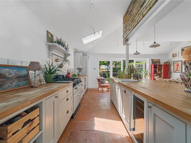 4 bedroom end of terrace house to rent