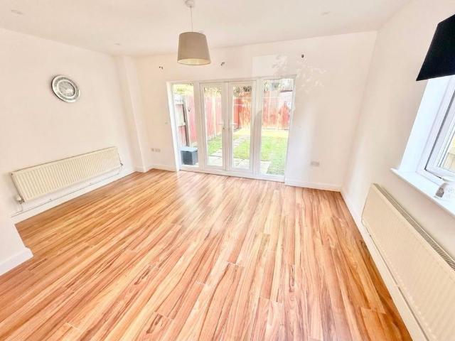 4 bedroom end of terrace house to rent