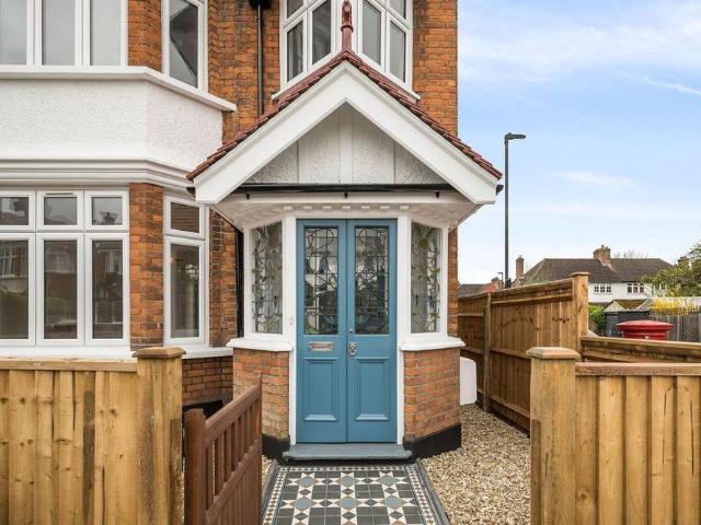 4 bedroom end of terrace house to rent
