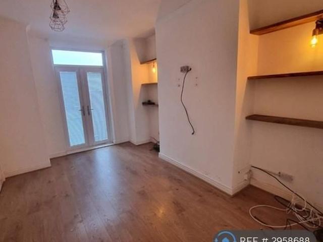4 bedroom end of terrace house to rent