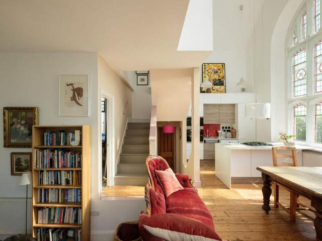 4 bedroom end of terrace house to rent