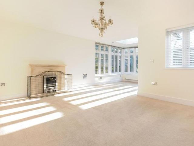 4 bedroom end of terrace house to rent