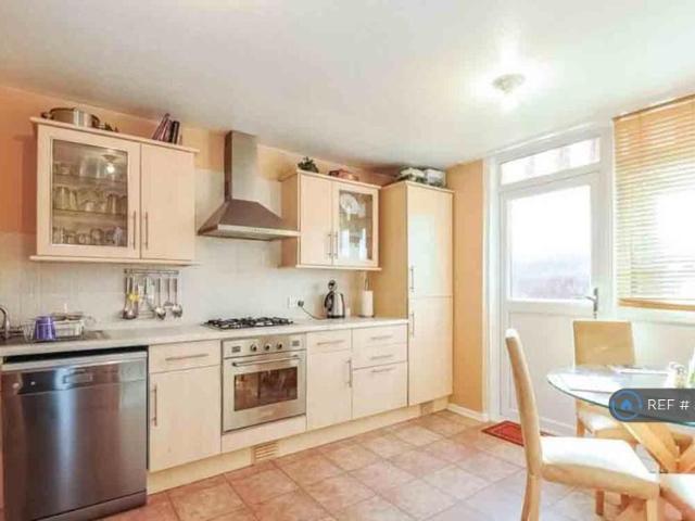 4 bedroom end of terrace house to rent