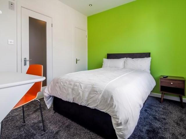 4 bedroom end of terrace house to rent