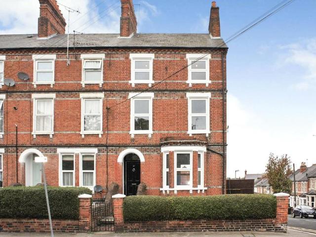 4 bedroom end of terrace house to rent