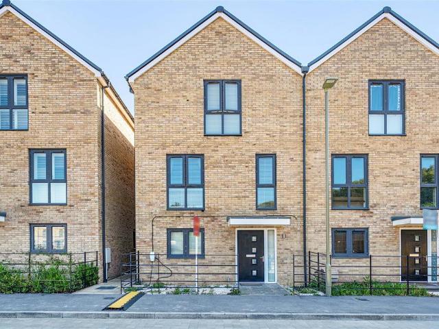 4 bedroom end of terrace house to rent