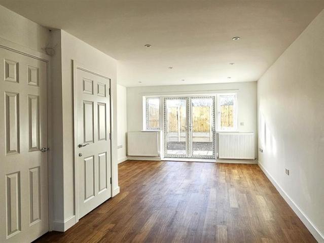 4 bedroom end of terrace house to rent