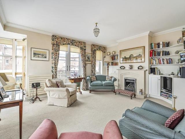 4 bedroom end of terrace house to rent