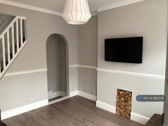 4 bedroom end of terrace house to rent