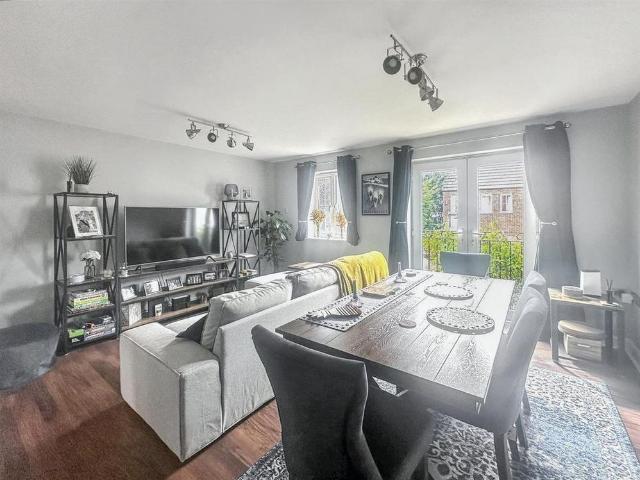 4 bedroom end of terrace house to rent