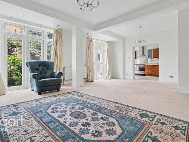 4 bedroom end of terrace house to rent