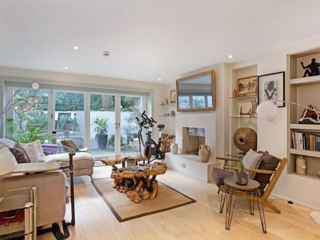 4 bedroom end of terrace house to rent