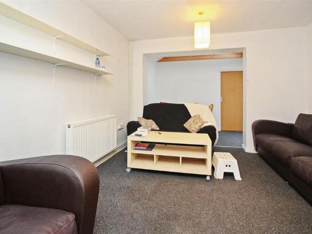 4 bedroom end of terrace house to rent