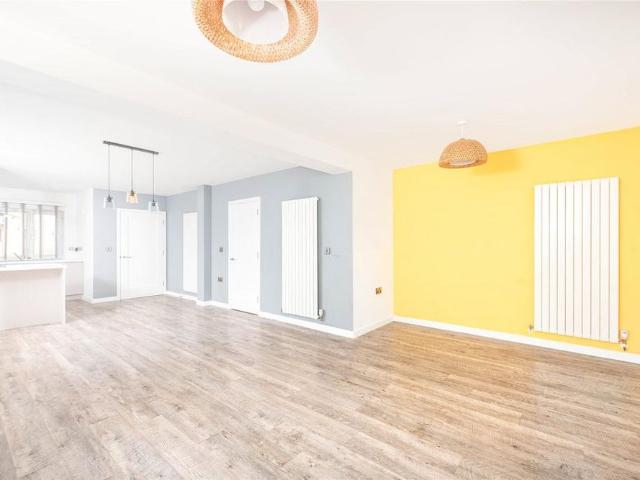 4 bedroom end of terrace house to rent