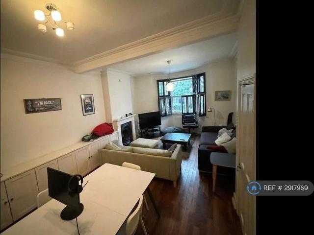 4 bedroom end of terrace house to rent