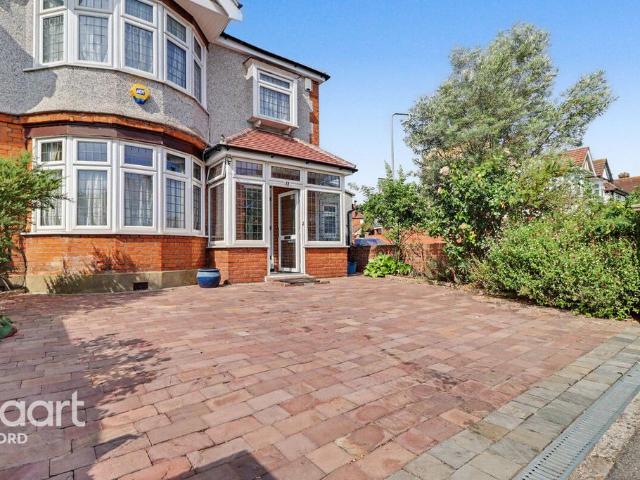 4 bedroom end of terrace house to rent