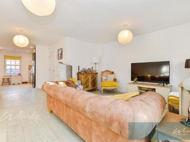 4 bedroom end of terrace house to rent