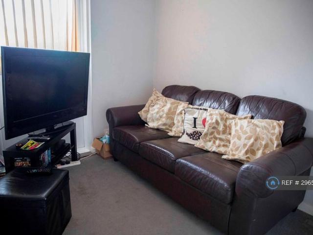 4 bedroom end of terrace house to rent