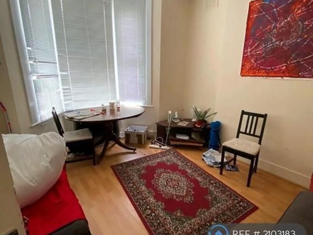 4 bedroom end of terrace house to rent