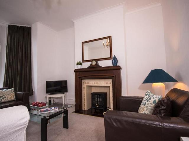 4 bedroom end of terrace house to rent