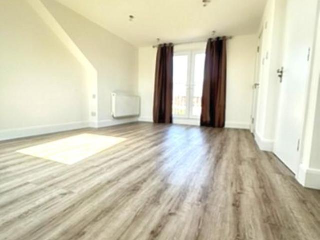 4 bedroom end of terrace house to rent