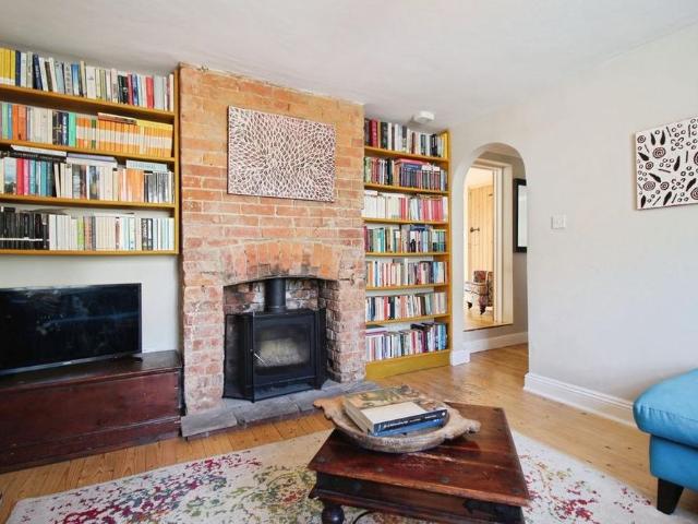 4 bedroom end of terrace house to rent