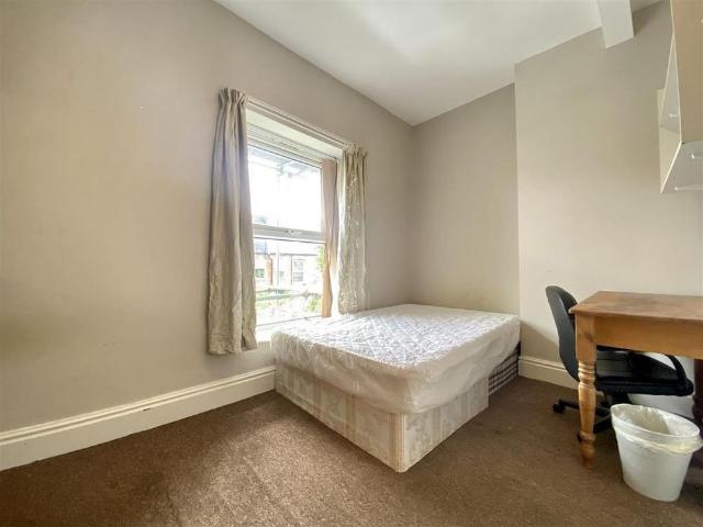 4 bedroom end of terrace house to rent